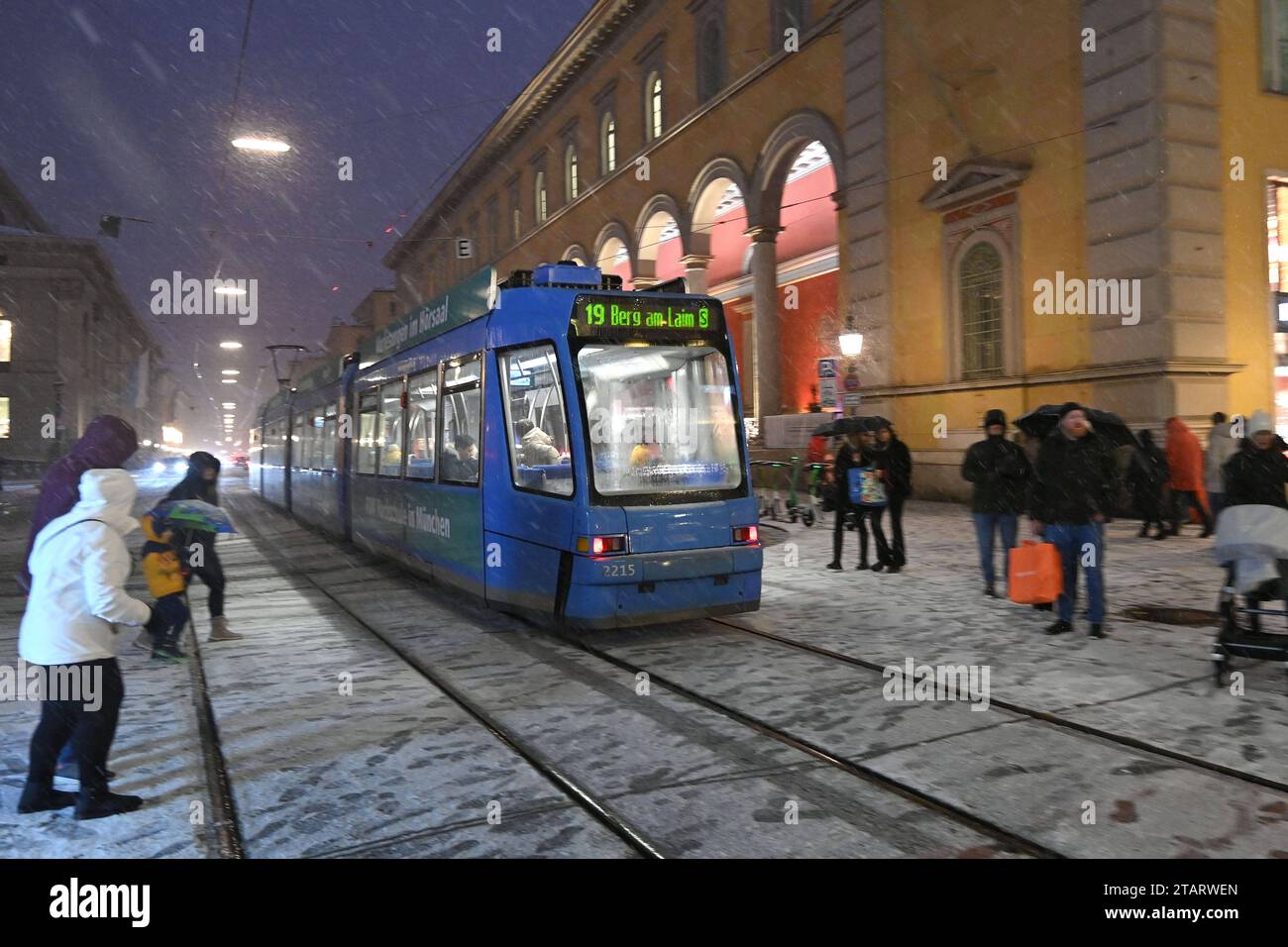 Strassenbahn, Tram in Muenchen im Schneegestoeber am Max Joseph Platz ...