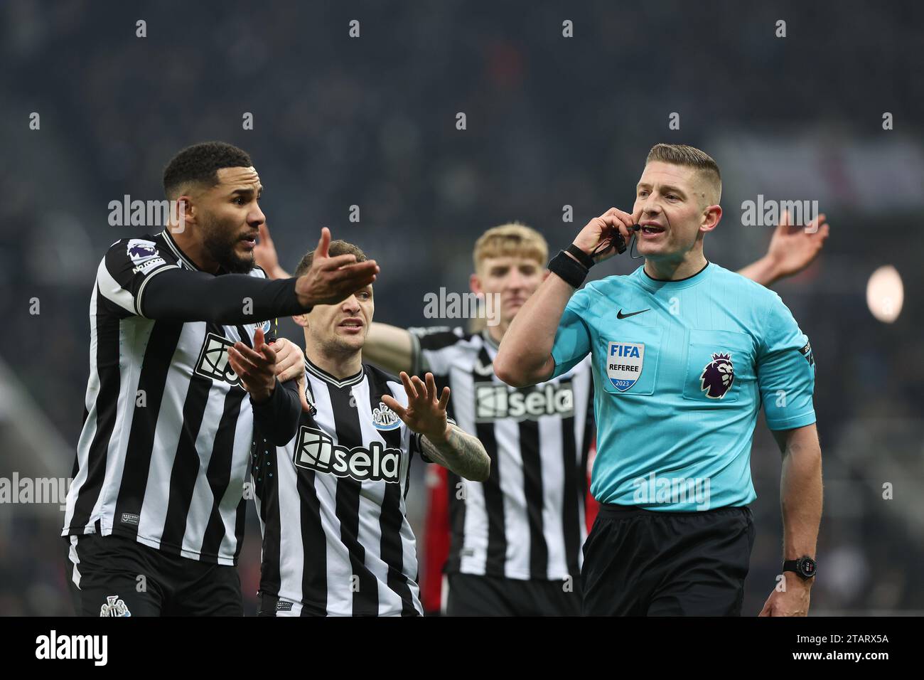 James jones referee hi-res stock photography and images - Alamy