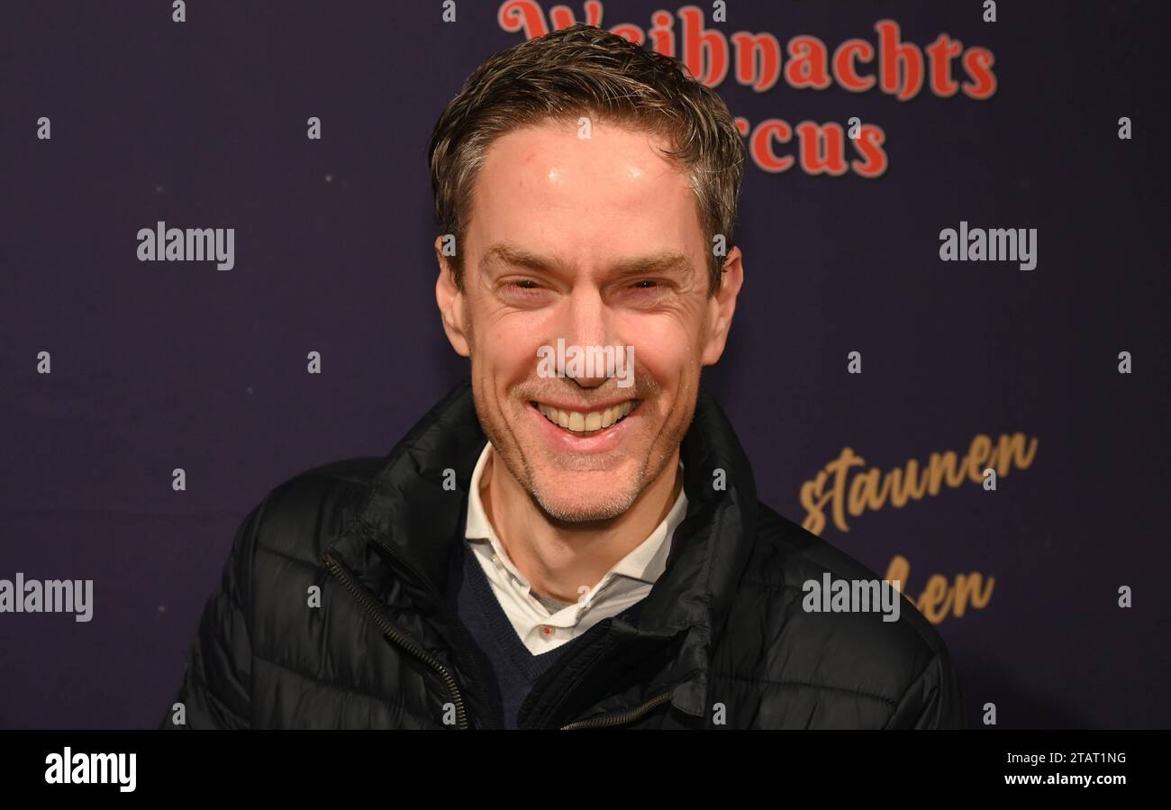 Moderator Sven Lorig kommt zur Premiere des 8. Kölner Weihnachtscircus ...