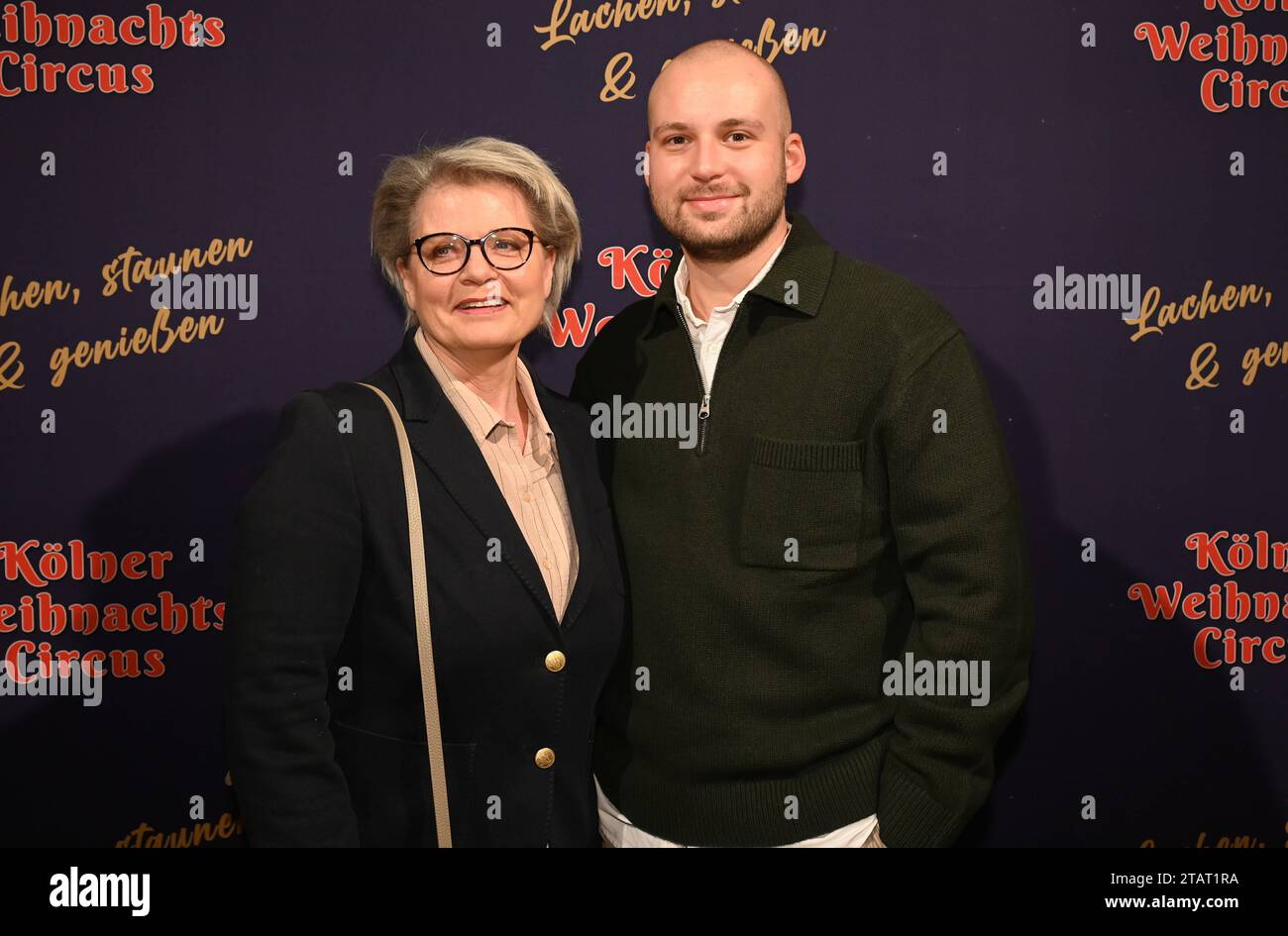 Schauspielerin Andrea Spatzek und ihr Sohn Alexander kommt zur Premiere ...