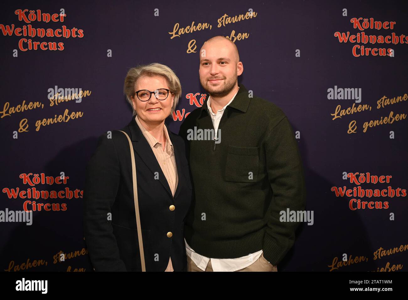 Schauspielerin Andrea Spatzek und ihr Sohn Alexander kommt zur Premiere ...