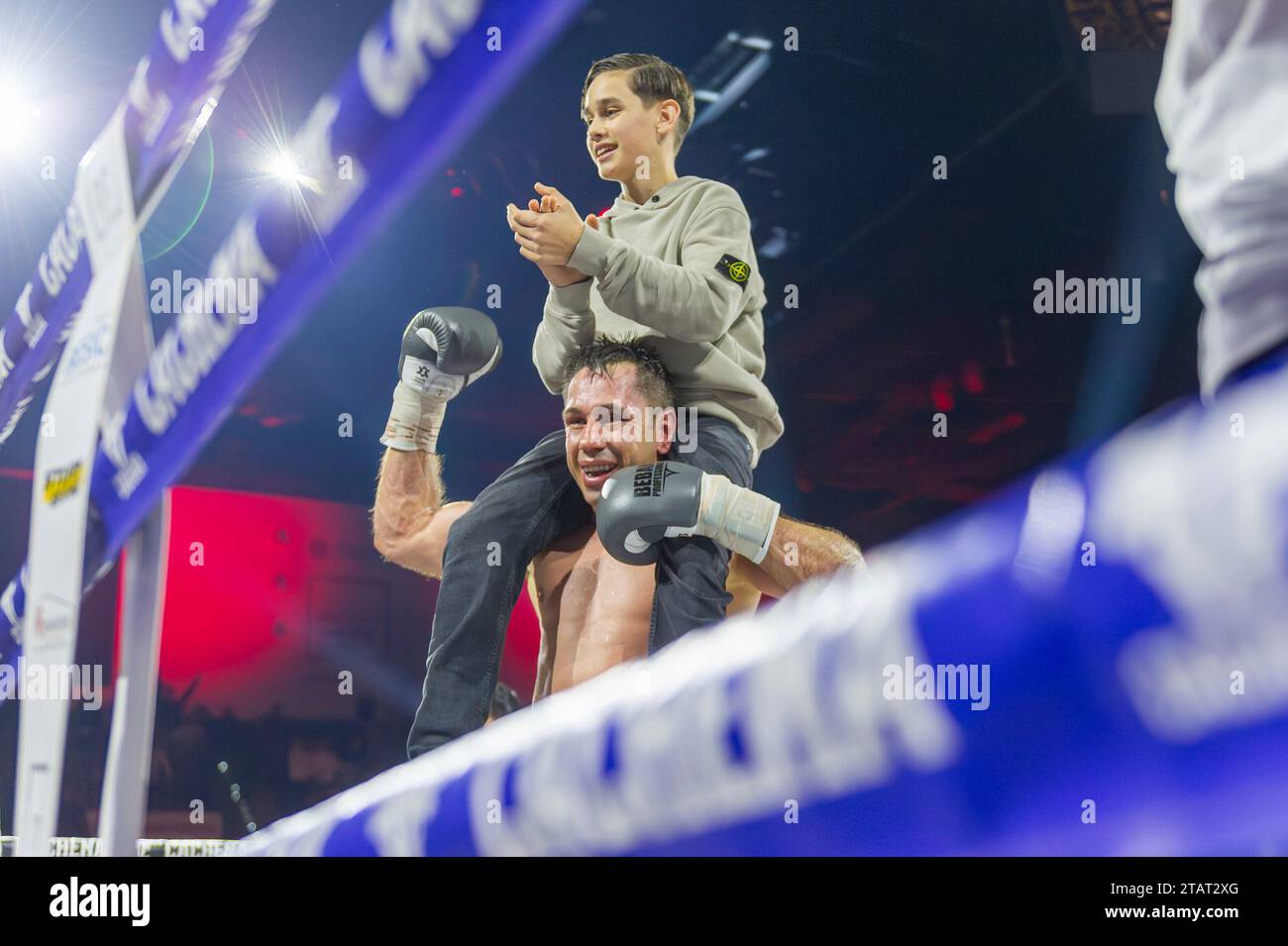 Ludwigsburg, Deutschland. 02nd Dec, 2023. Gewinner Felix Sturm mit ...