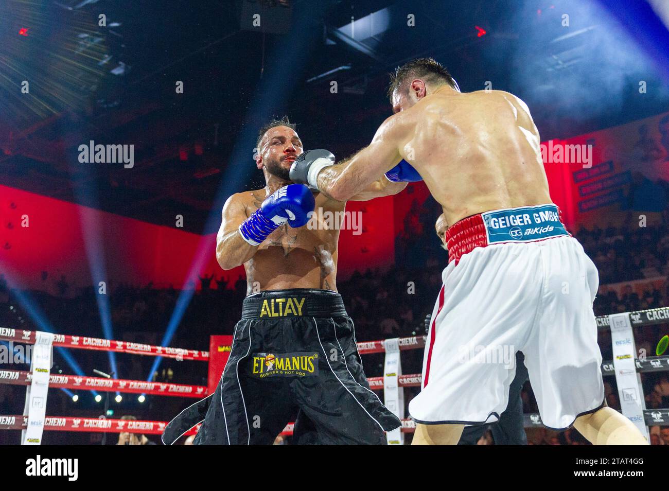 Ludwigsburg, Deutschland. 02nd Dec, 2023. Felix Sturm vs. Suekrue Altay ...