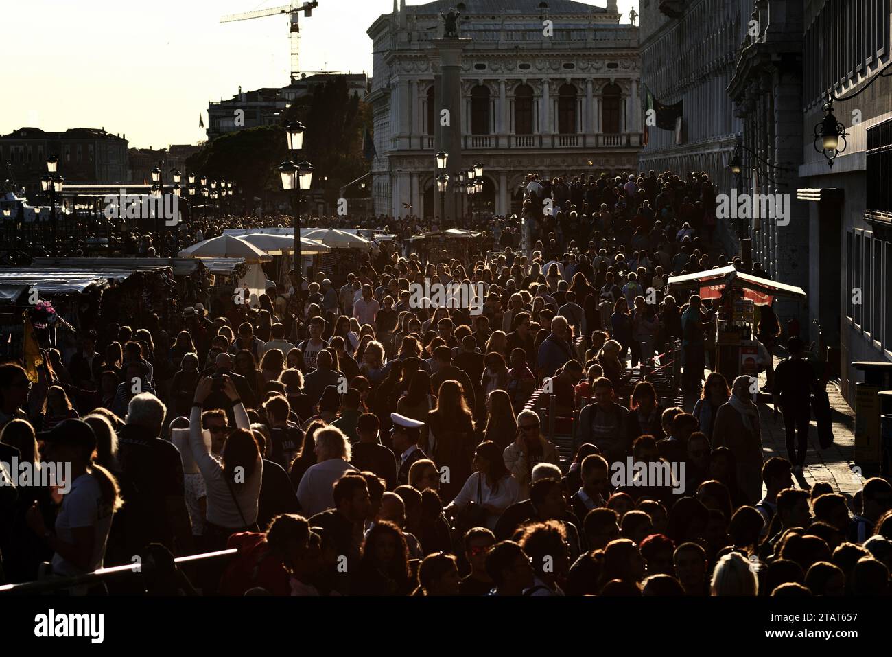 Overtourism Venice, tourists crowd busy Riva degli Schiavoni & Ponte ...