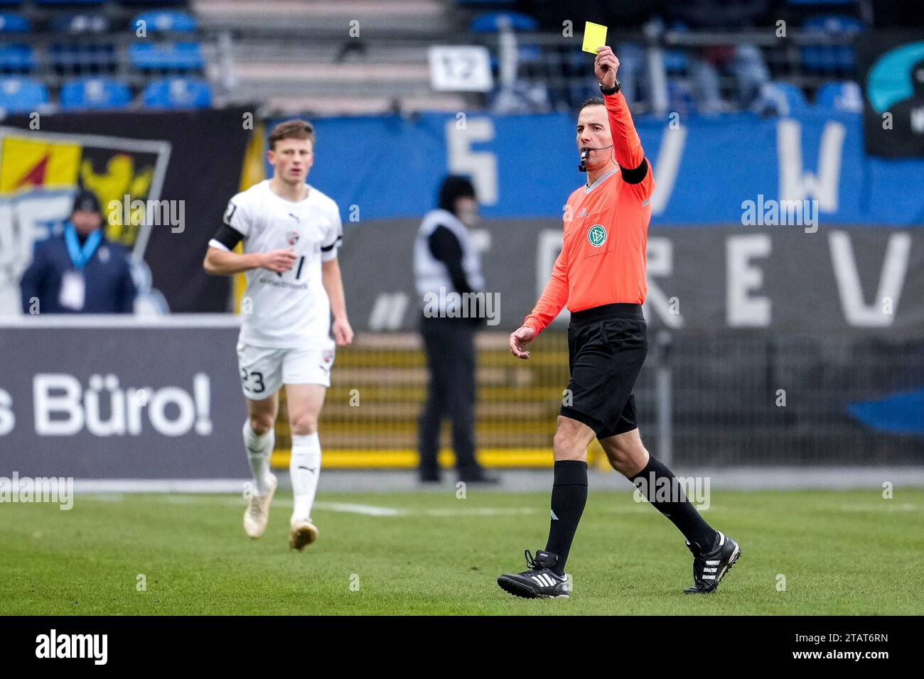 Zeigt die gelbe karte hi-res stock photography and images - Alamy