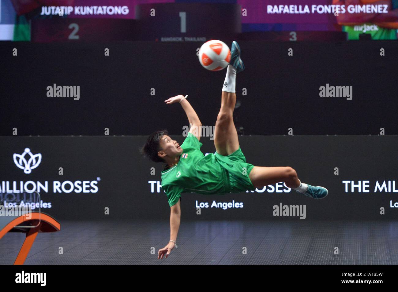 Bangkok, Thailand. 2nd Dec, 2023. Jutatip Kuntatong returns the ball ...