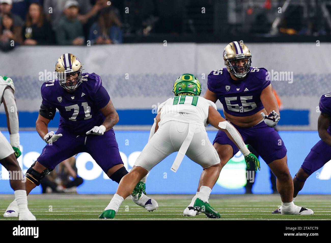Washington offensive lineman Nate Kalepo (71) and offensive lineman ...