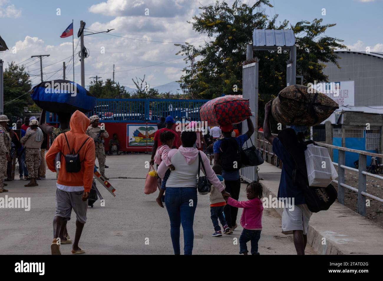 Haitians walk through the border between the Dominican Republic and ...