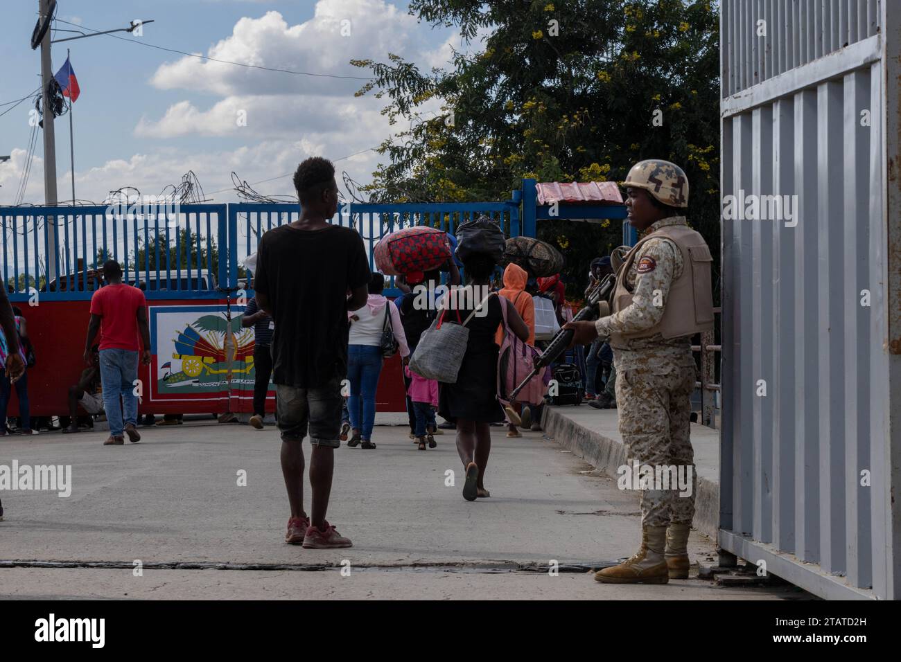 Haitians walk through the border between the Dominican Republic and ...