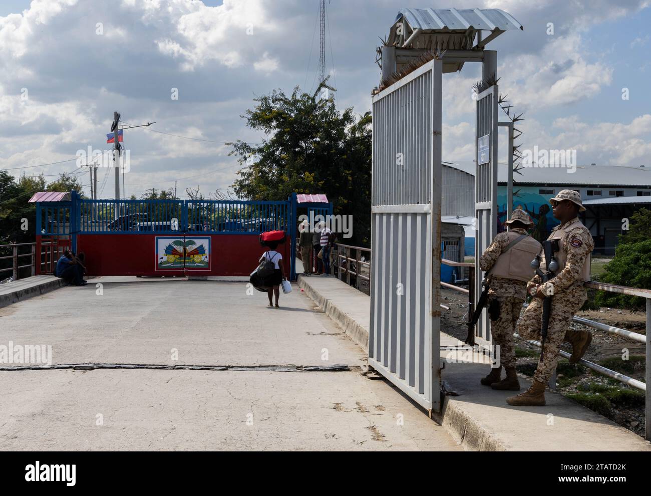 Soldiers stand guard while Haitians cross the Dominican Republic and ...