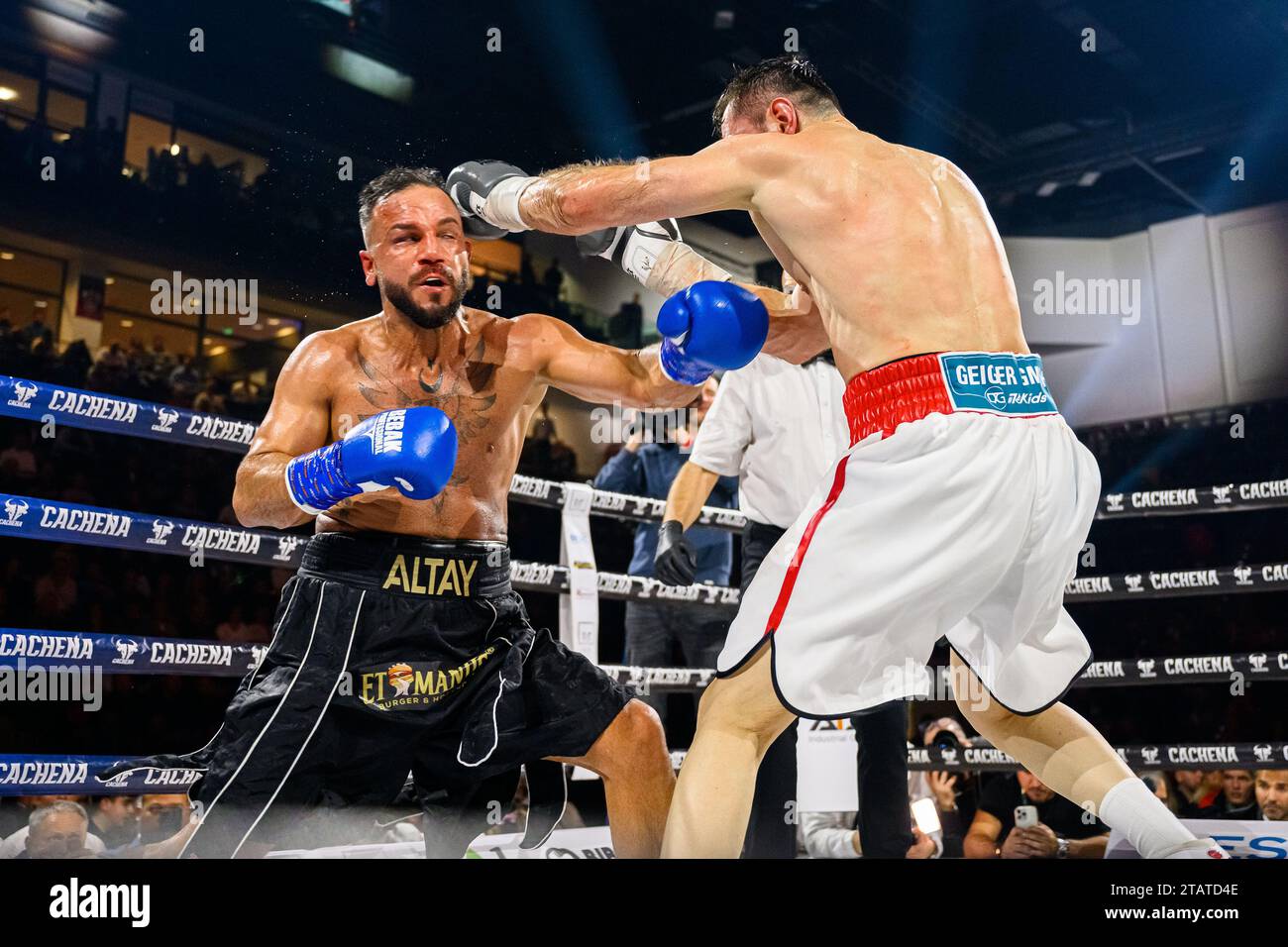 Ludwigsburg, Germany. 03rd Dec, 2023. Boxing: Light heavyweight, Felix ...