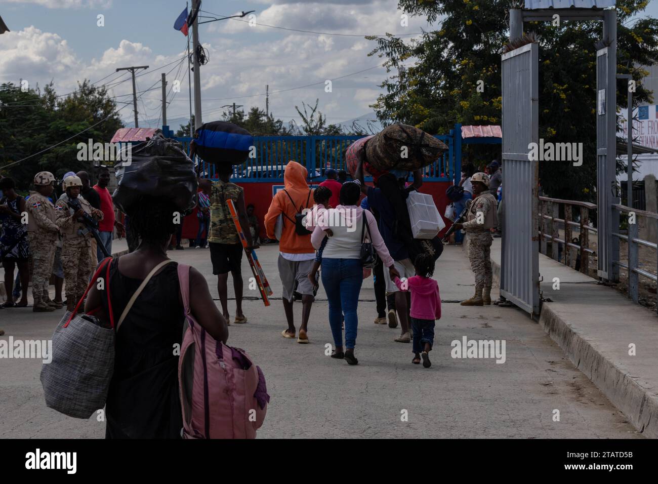 Haitians walk through the border between the Dominican Republic and ...