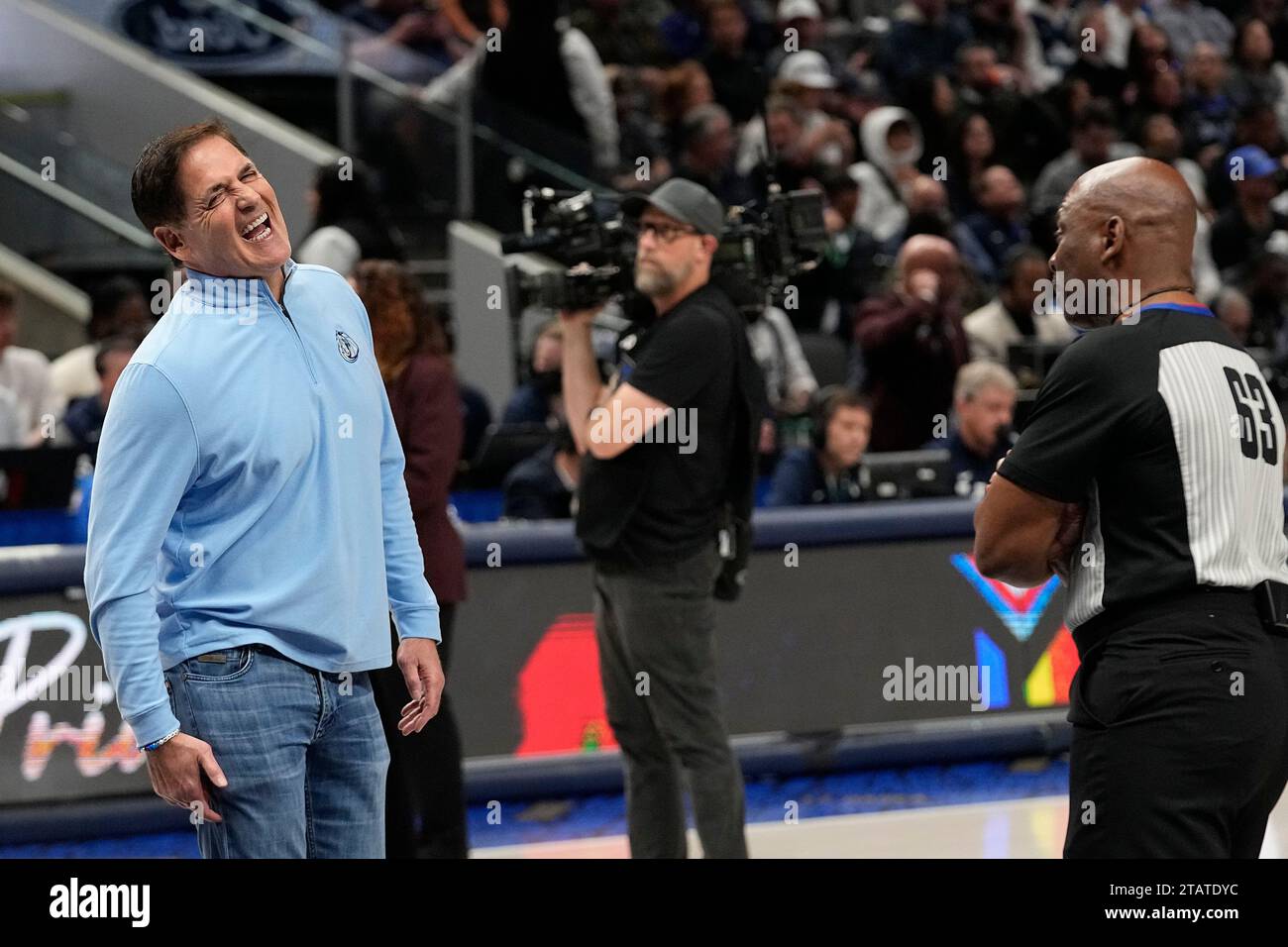 Dallas Mavericks owner Marc Cuban, left, laughs at a comment from ...