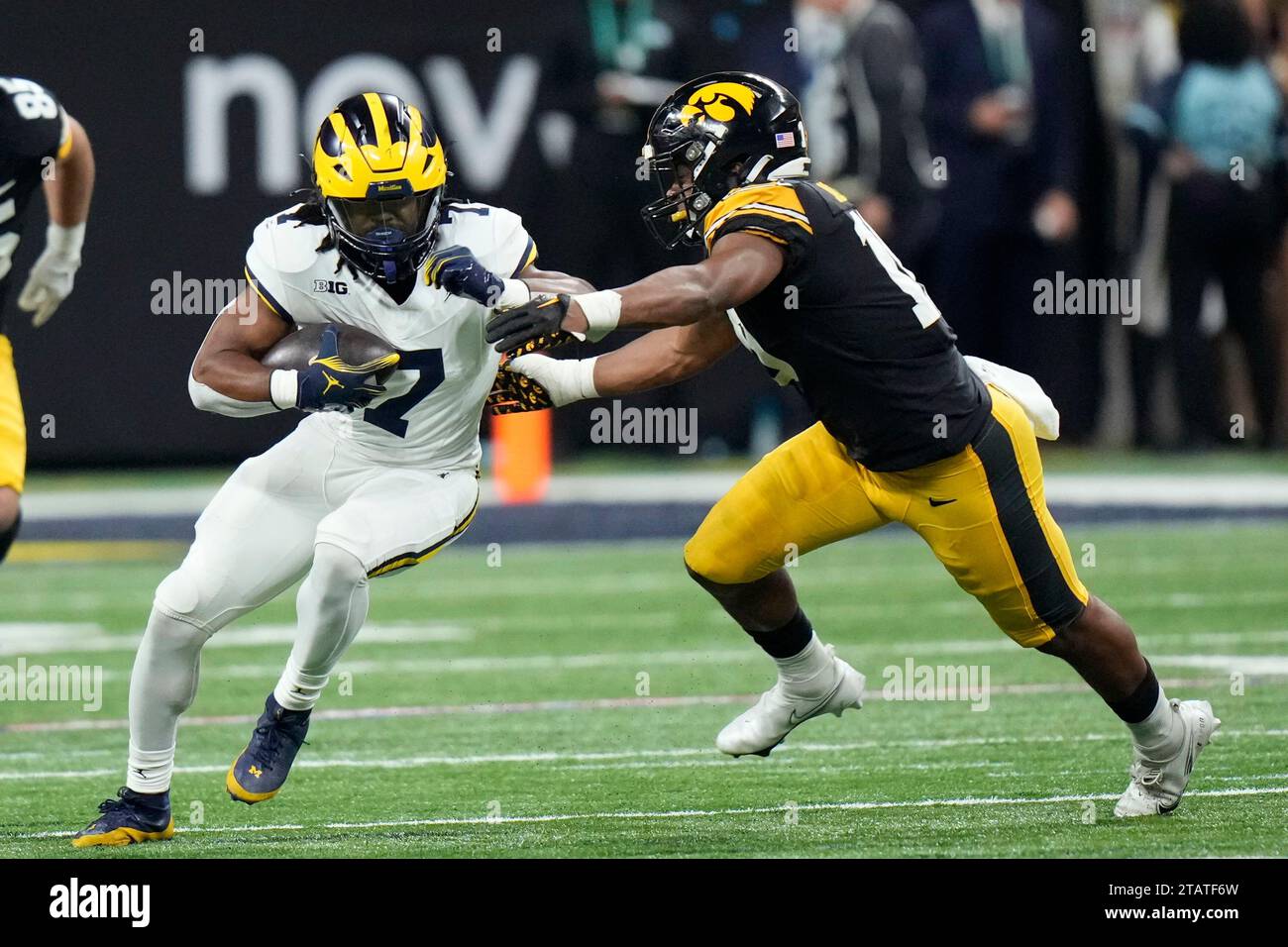 Michigan running back Donovan Edwards (7) runs from Iowa linebacker ...