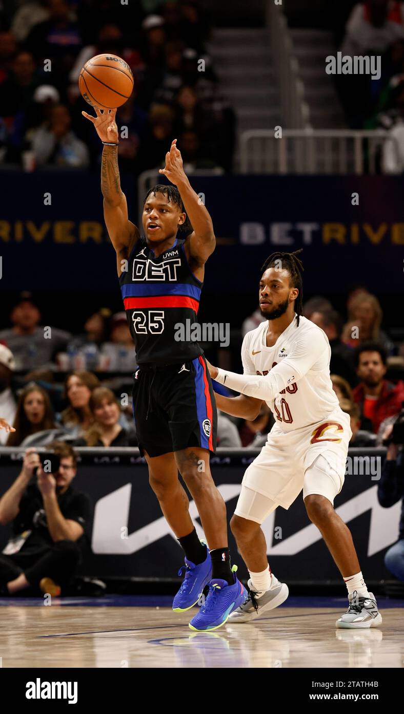 Detroit Pistons guard Marcus Sasser (25) passes the ball against ...