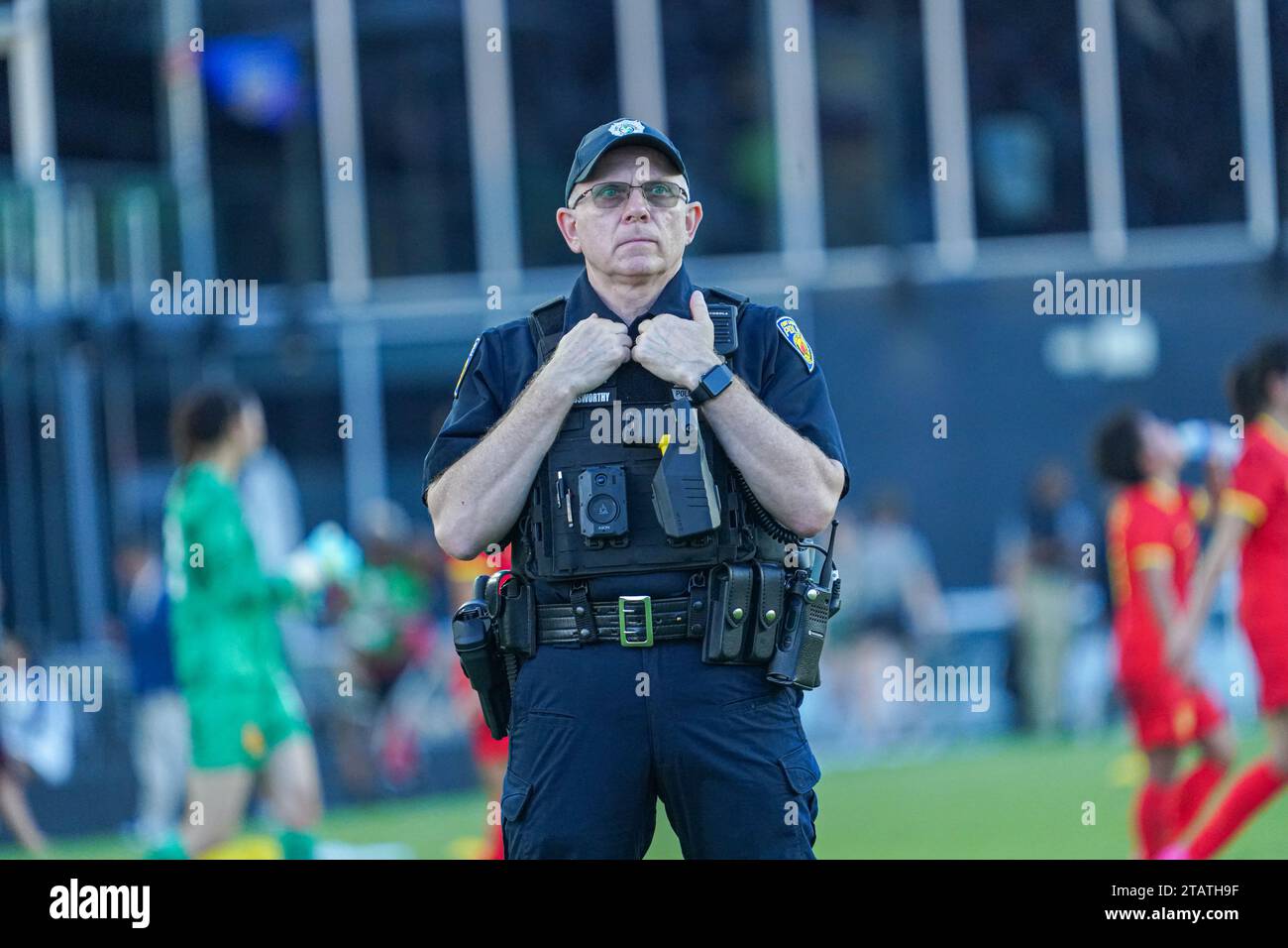 Female police offier hi-res stock photography and images - Alamy