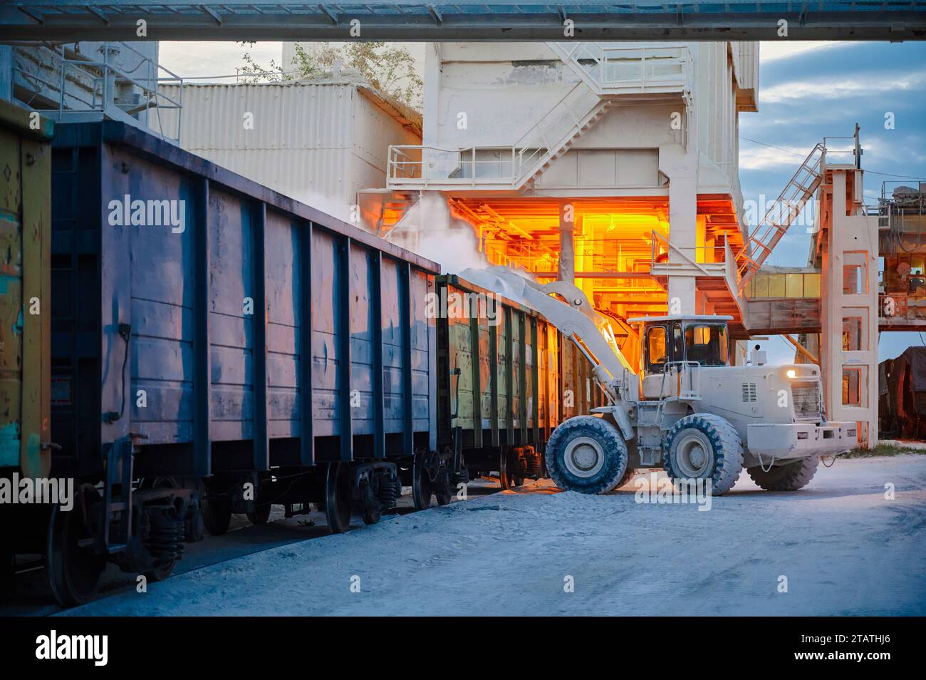 Wheel loader loads calx into gondola cars for transportation Stock ...