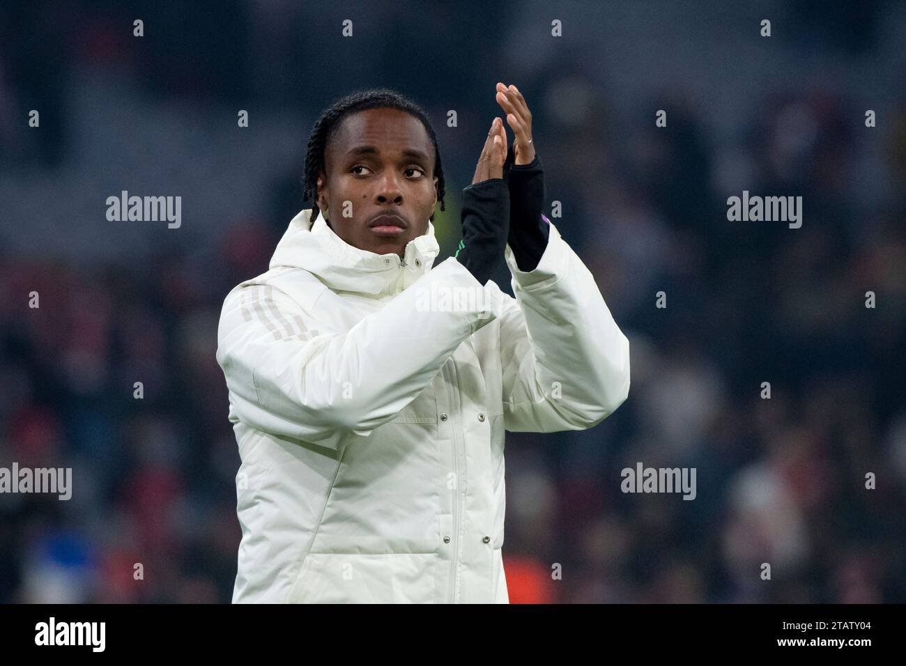 Mathys Tel (FC Bayern Muenchen, #39) bedankt sich bei den Fans, GER, FC ...