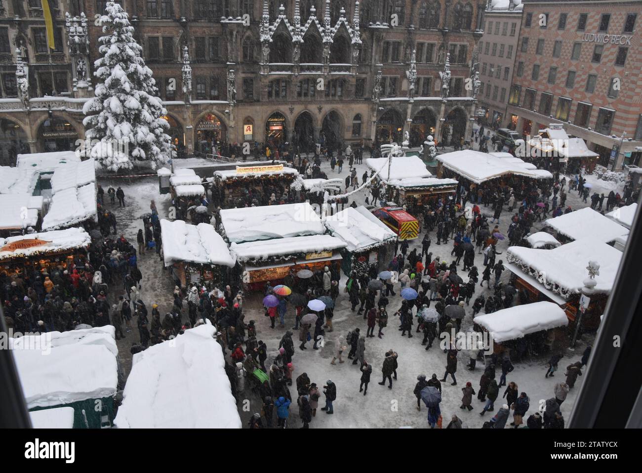 Muenchen O2.12.2023 Marienplatz Weihnachtsmarkt Verkaufsstaende mit ...