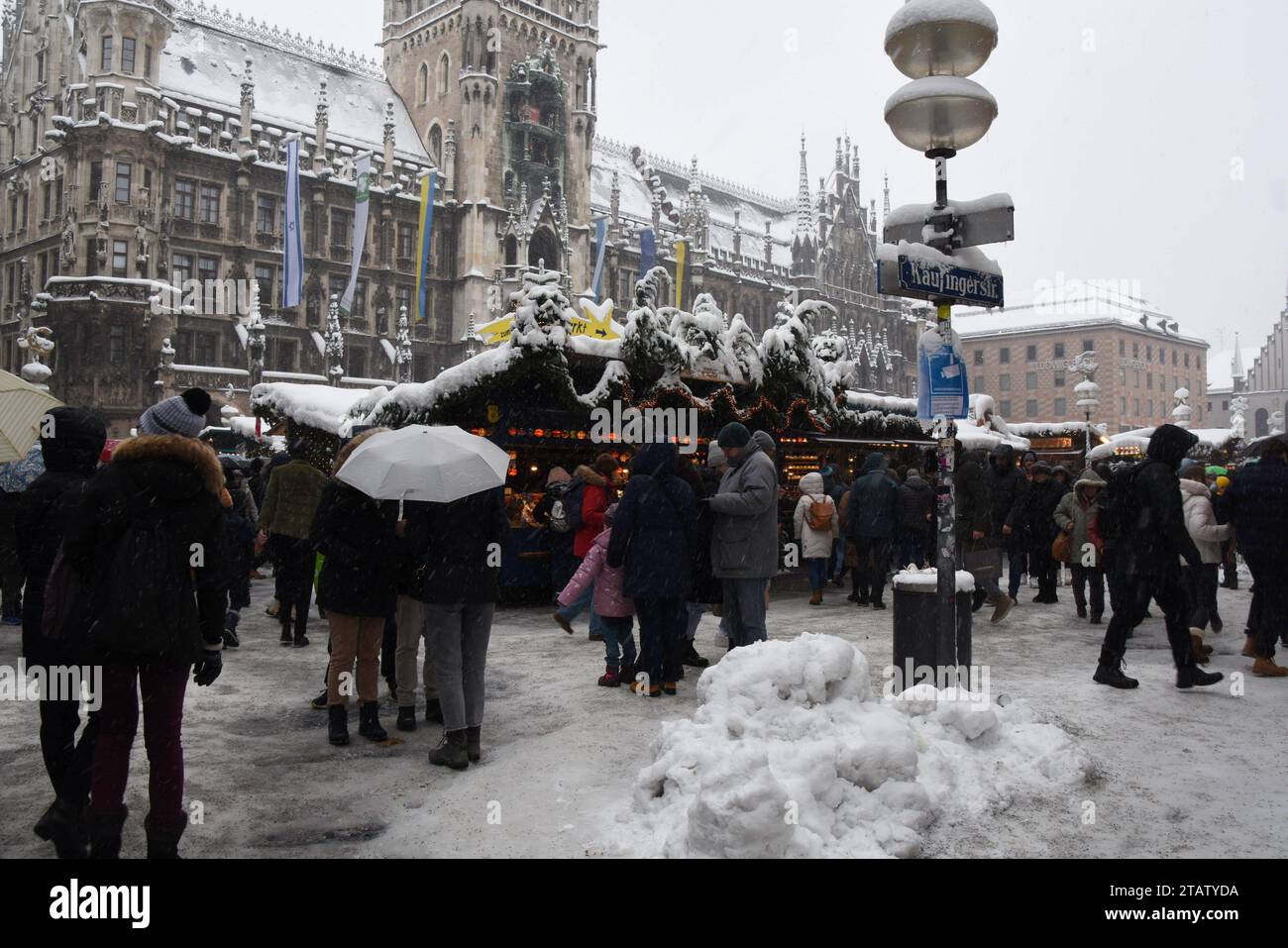 Muenchen O2.12.2023 Marienplatz Weihnachtsmarkt Verkaufsstaende ...