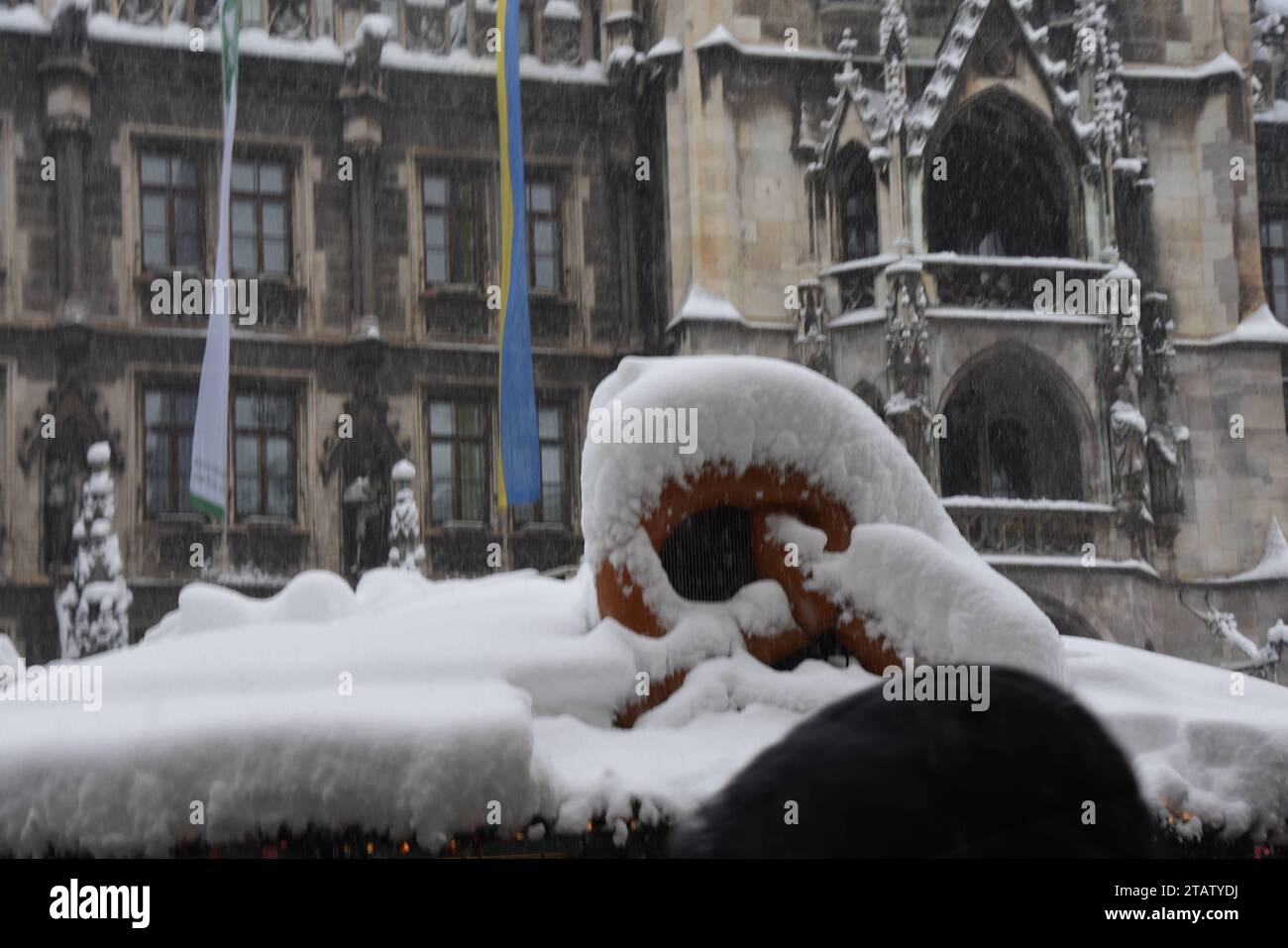 Muenchen O2.12.2023 Marienplatz Weihnachtsmarkt Verkaufsstand mit ...