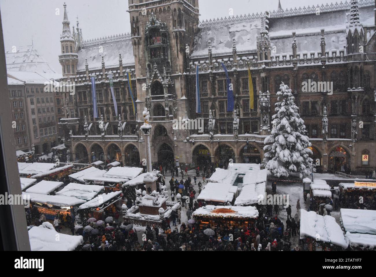 Muenchen O2.12.2023 Marienplatz Weihnachtsmarkt Verkaufsstaende mit ...