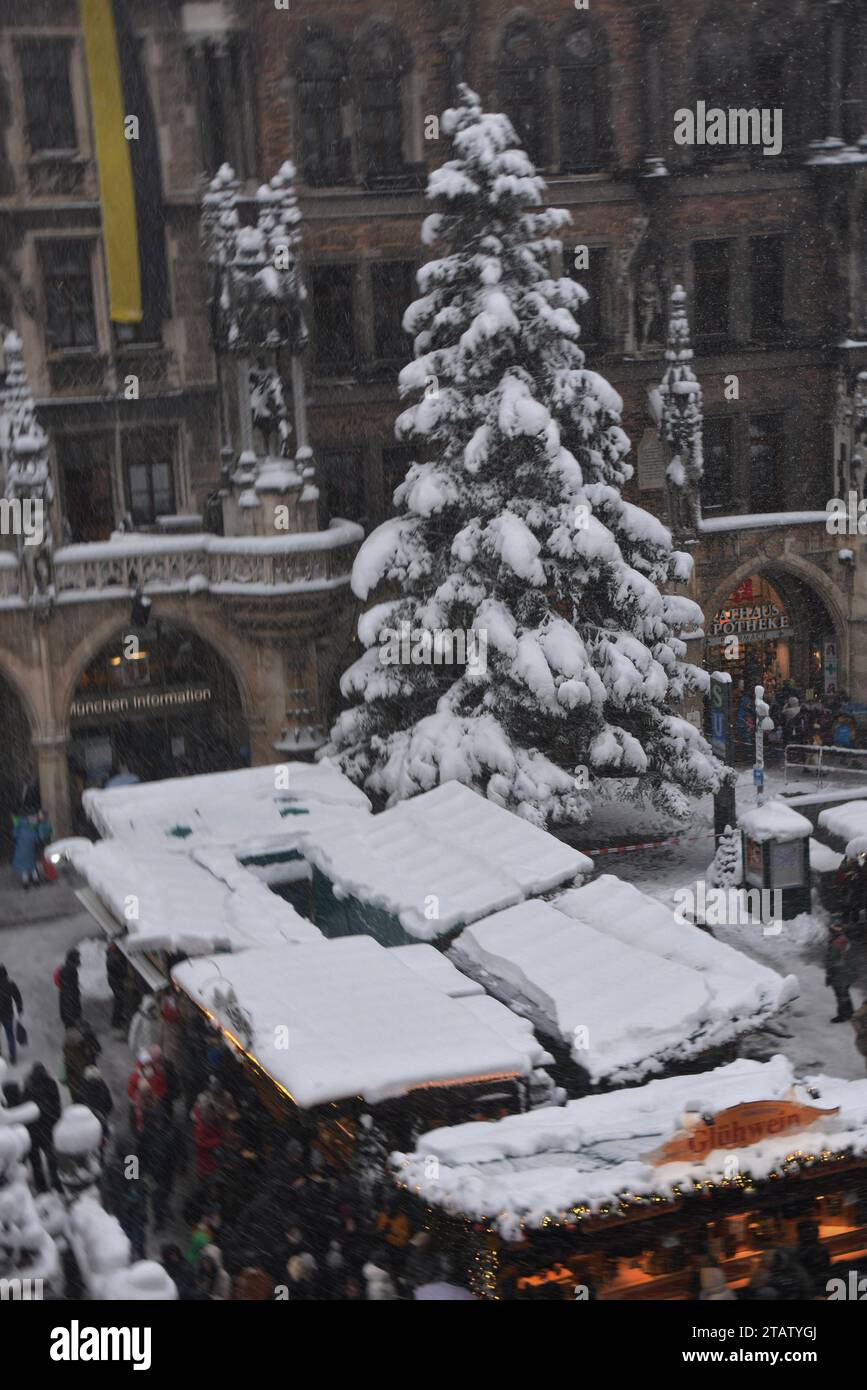 Muenchen O2.12.2023 Marienplatz Weihnachtsmarkt Verkaufsstaende mit ...