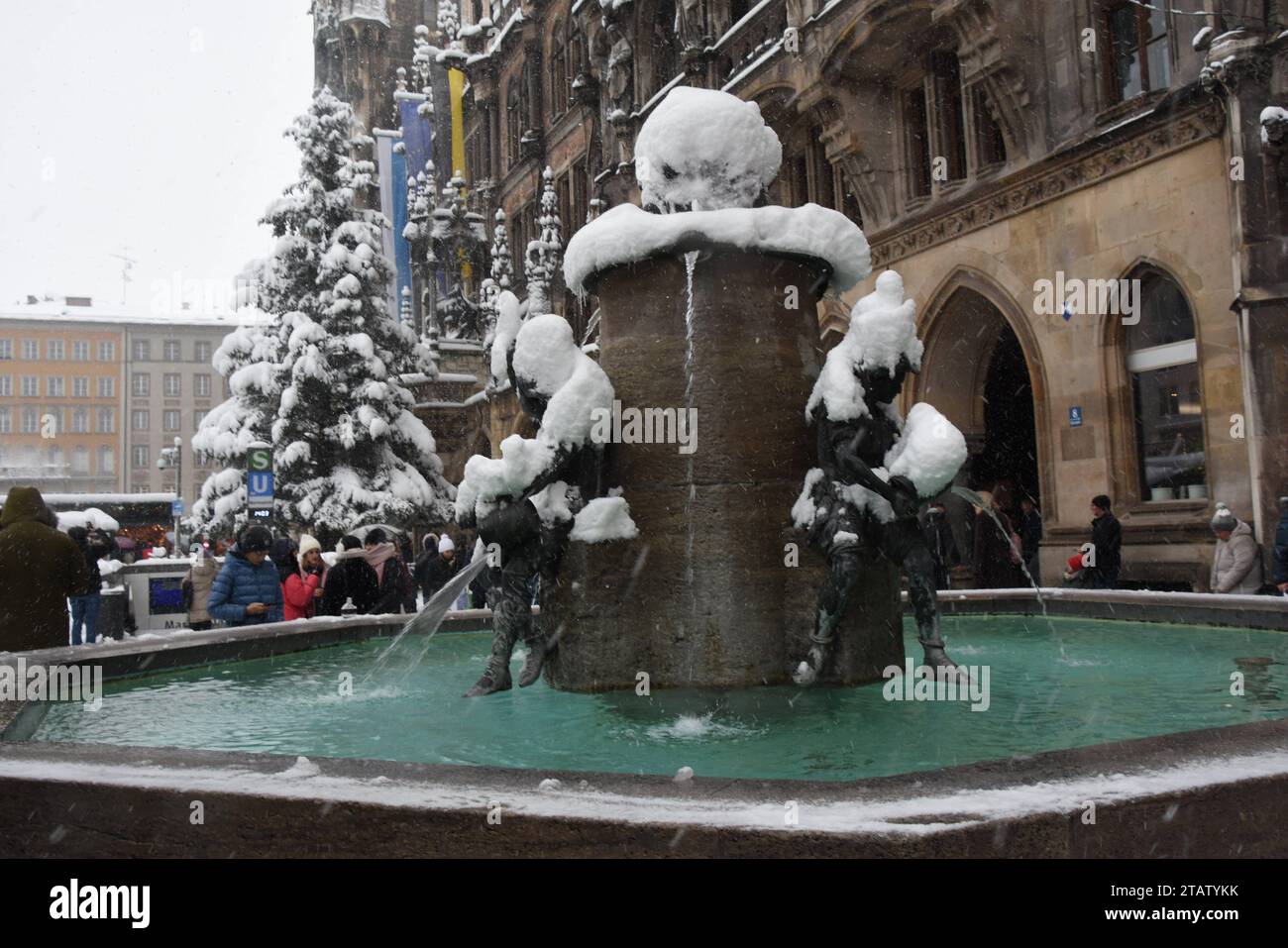 Muenchen O2.12.2023 Marienplatz Weihnachtsmarkt Fischbrunnen ...