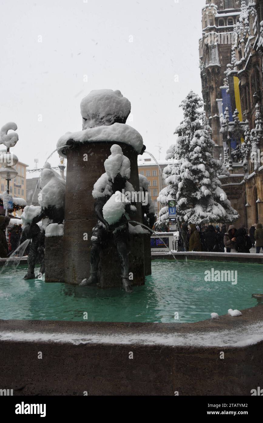 Muenchen O2.12.2023 Marienplatz Weihnachtsmarkt Fischbrunnen ...