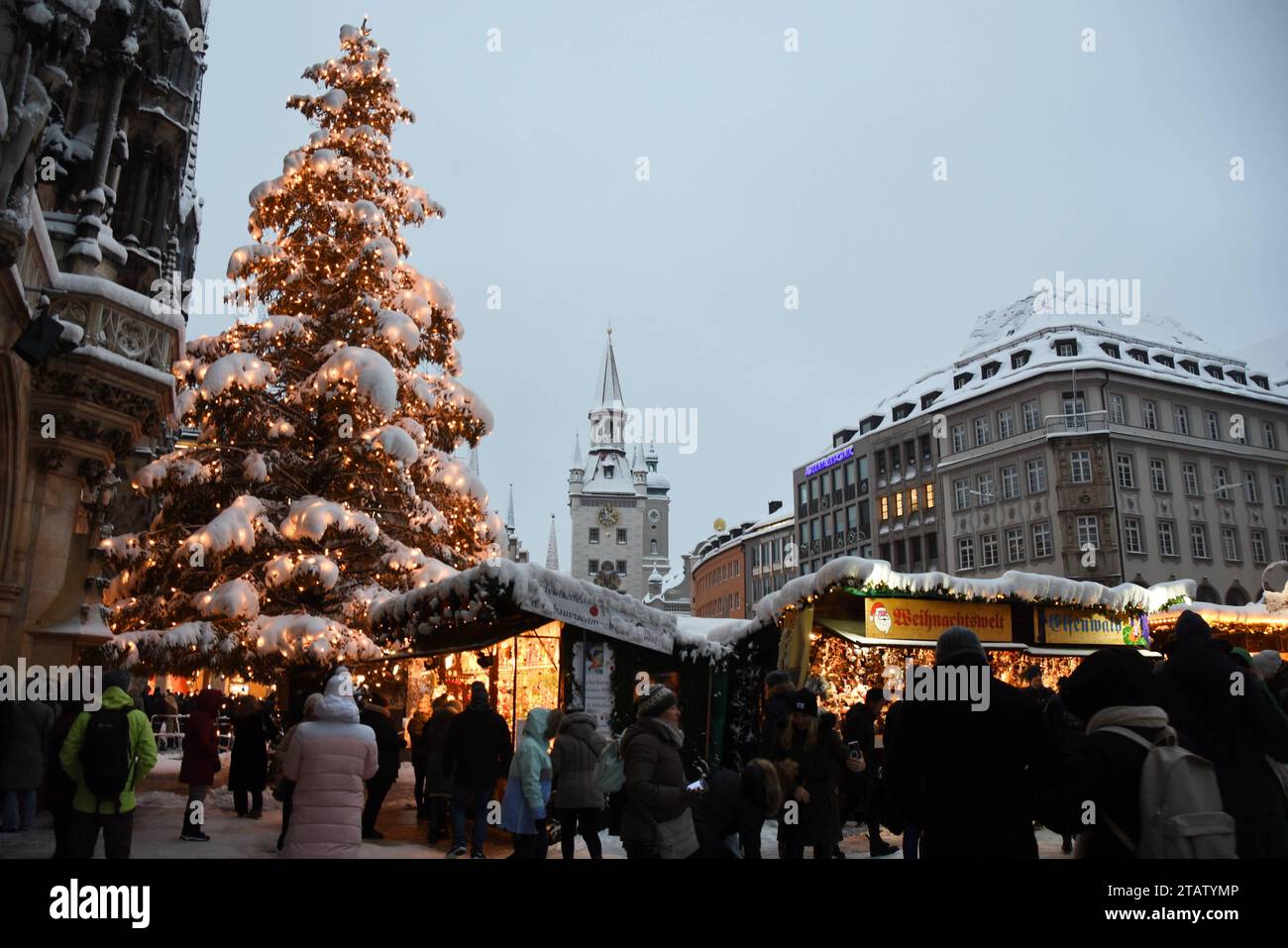 Muenchen O2.12.2023 Marienplatz Weihnachtsmarkt mit Schneebedeckten ...