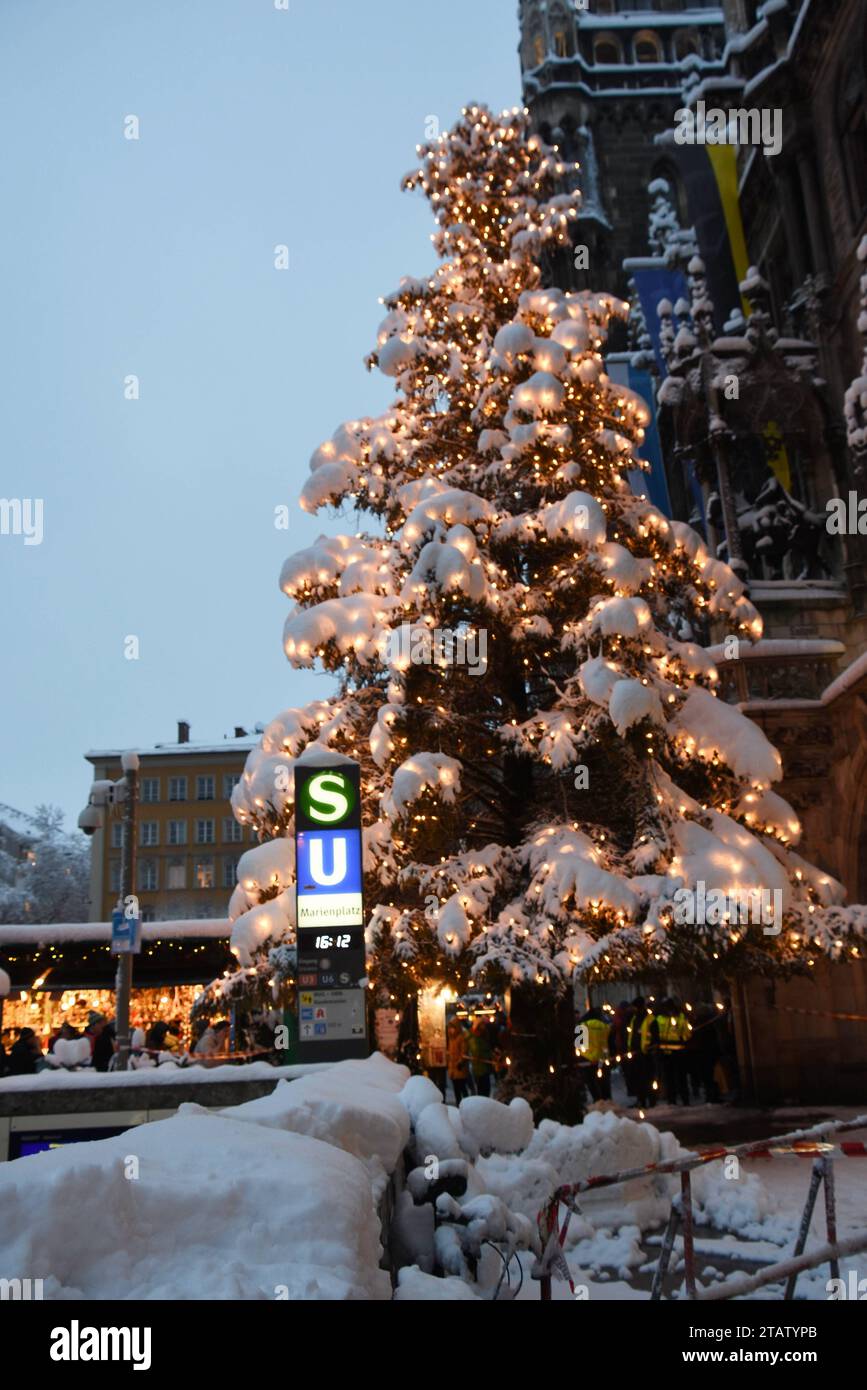 Muenchen O2.12.2023 Marienplatz Weihnachtsmarkt mit Schneebedeckten ...