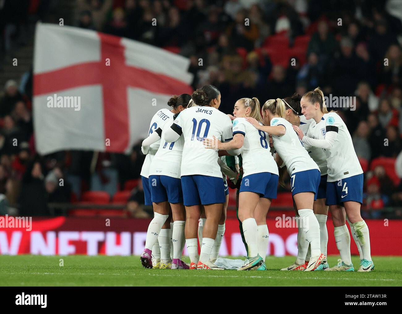 The england team in a huddle hi-res stock photography and images - Alamy