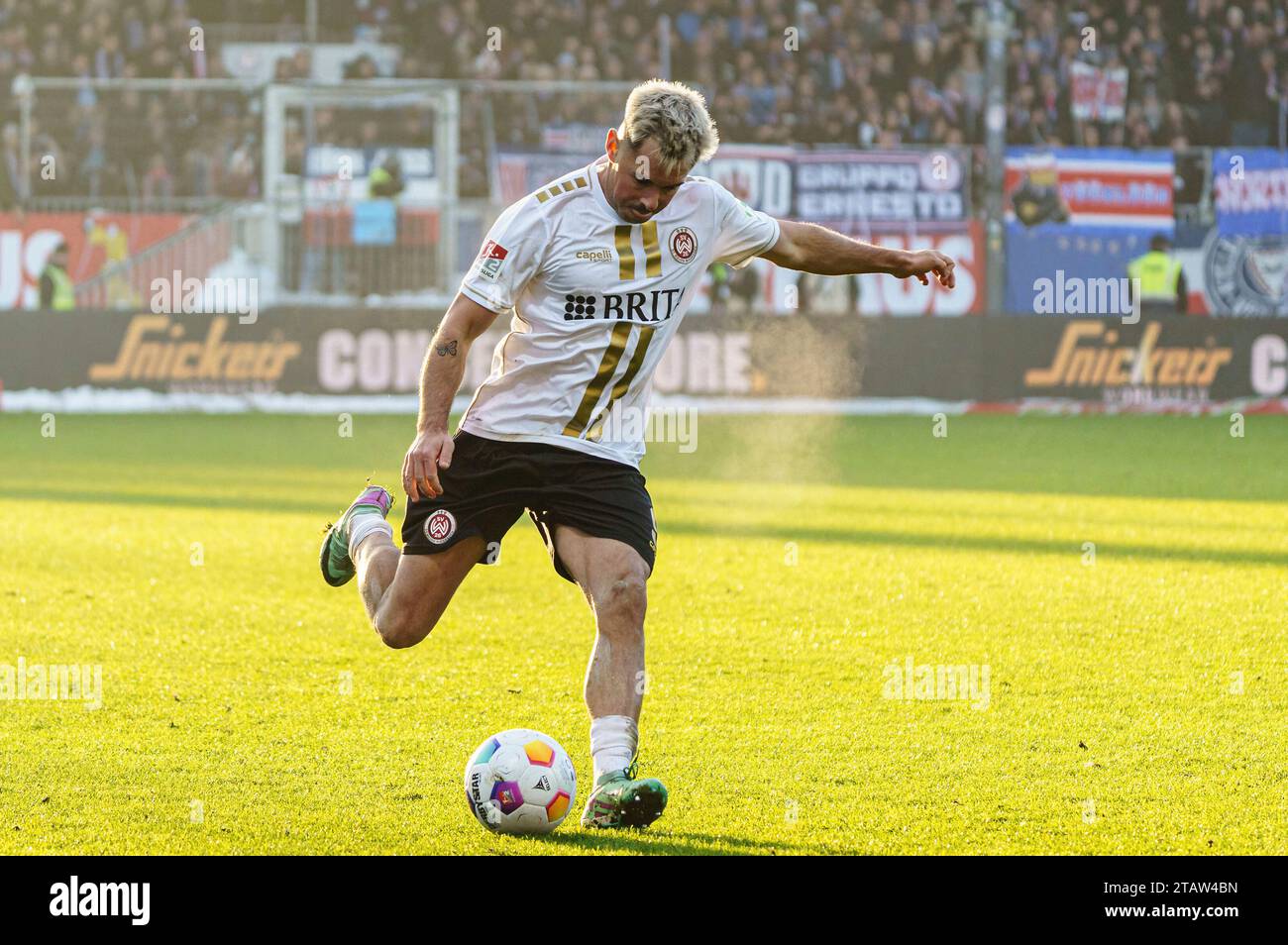 Kiel, Deutschland. 02nd Dec, 2023. Thijmen Goppel (SV Wehen Wiesbaden ...