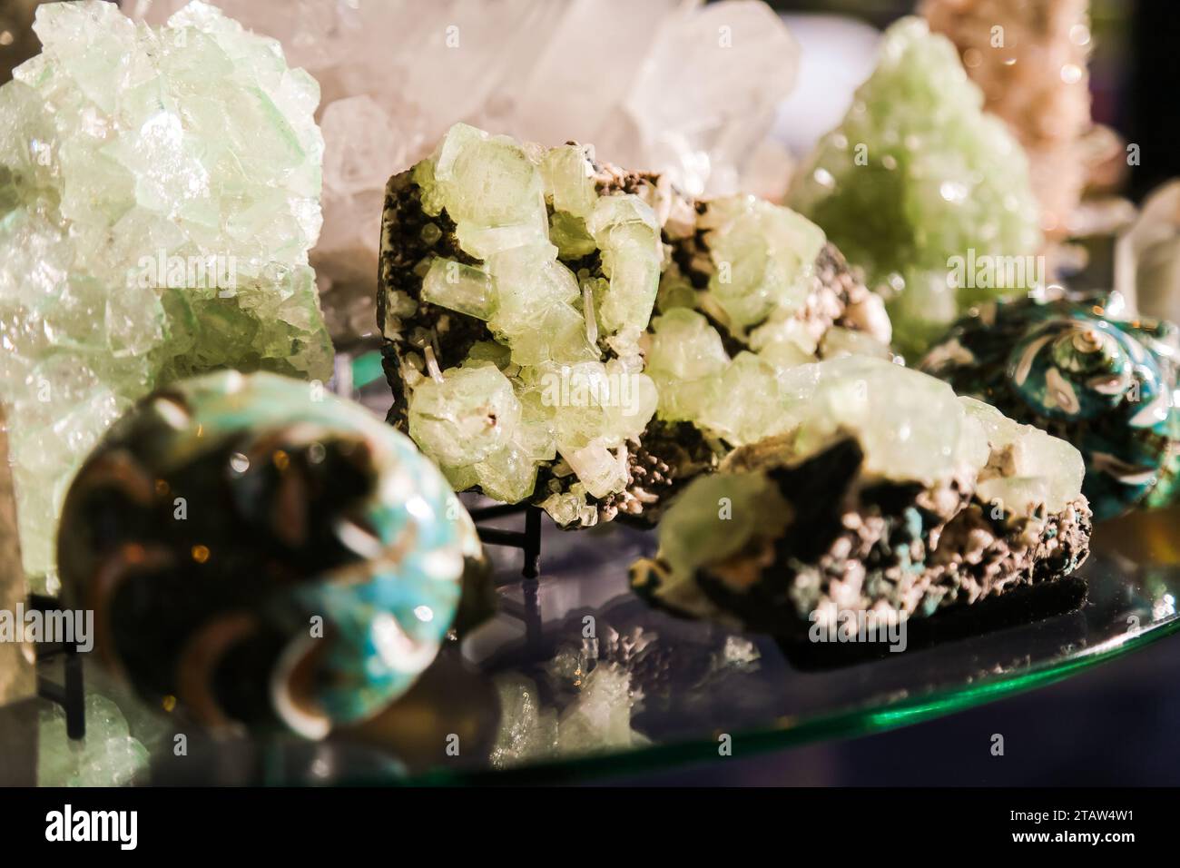 Emerald gemstone display hi-res stock photography and images - Alamy