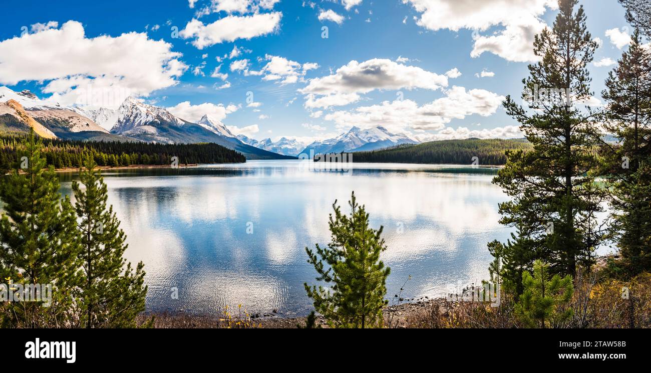 Maligne lake panorama hi-res stock photography and images - Alamy