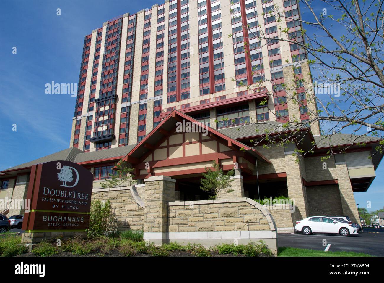 NIAGARA FALLS, ONTARIO, CANADA - 21 MAY 2018: Multi-storey hotel ...