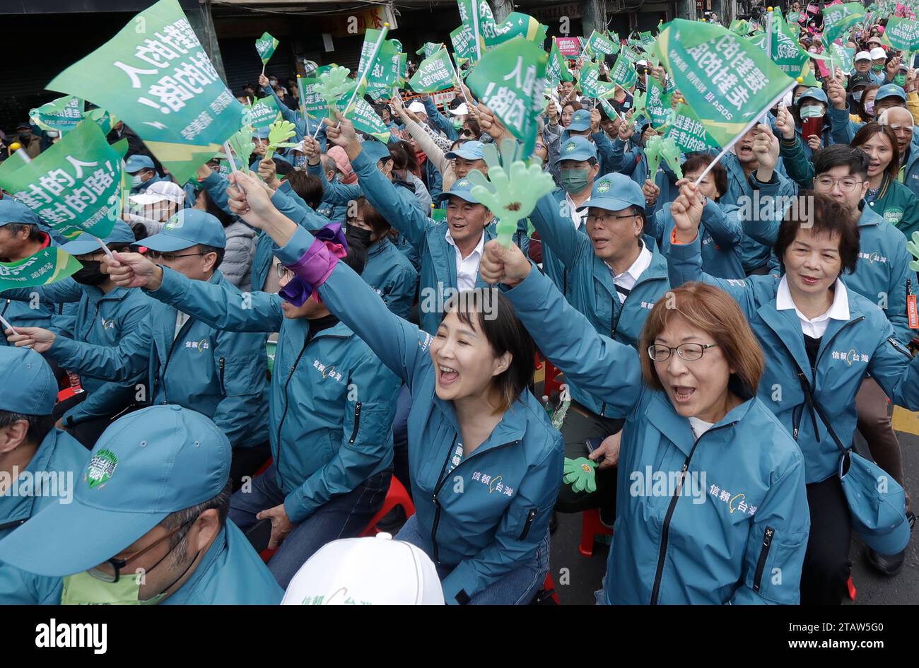 Supporters of Taiwan President and Democratic Progressive Party ...
