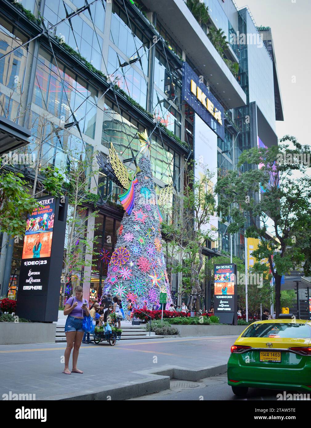 Christmas tree shopping mall decorations hi-res stock photography and ...