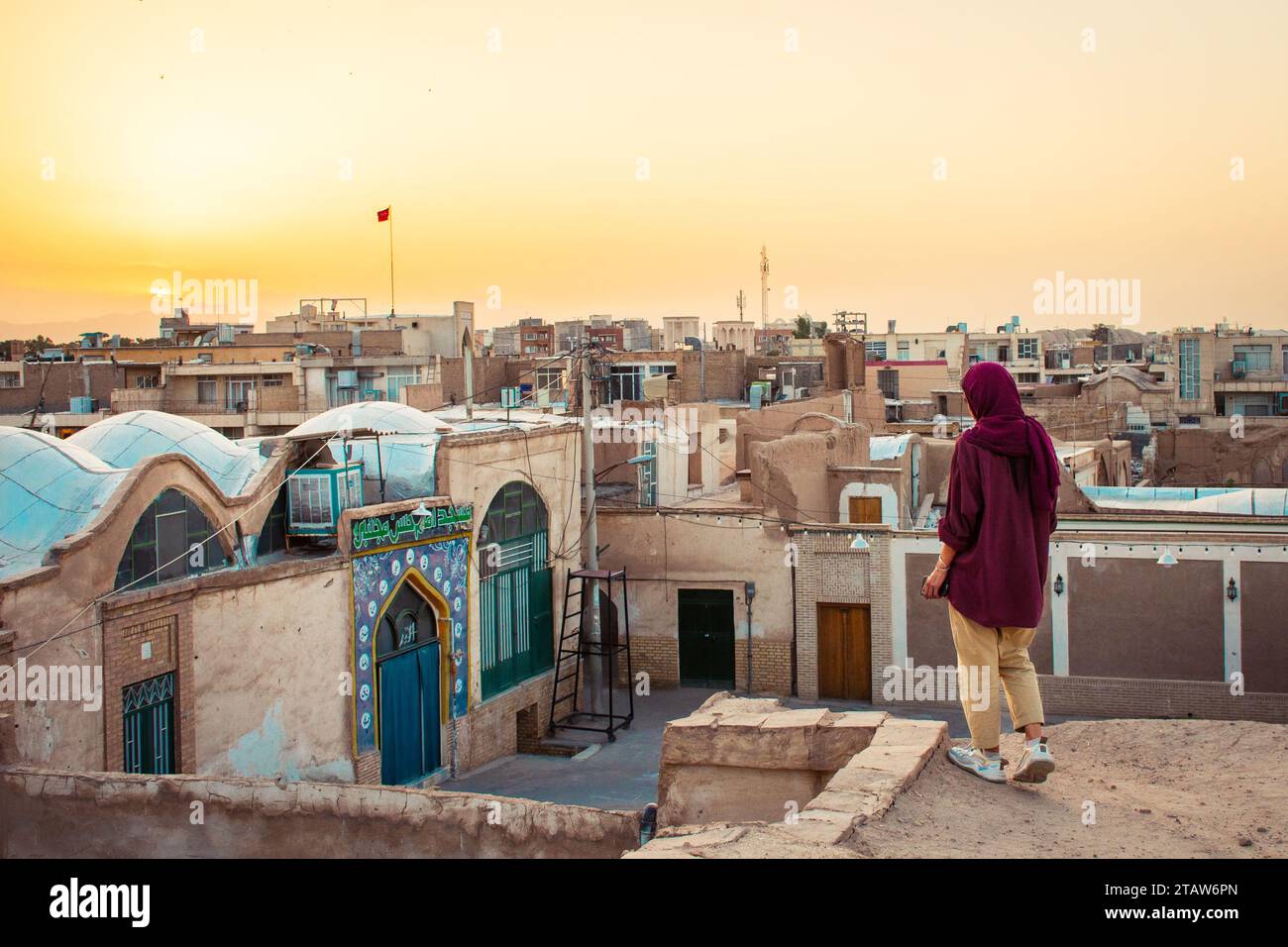 Kashan, Iran - 10th june, 2022: woman enjoy Kashan city buildings ...