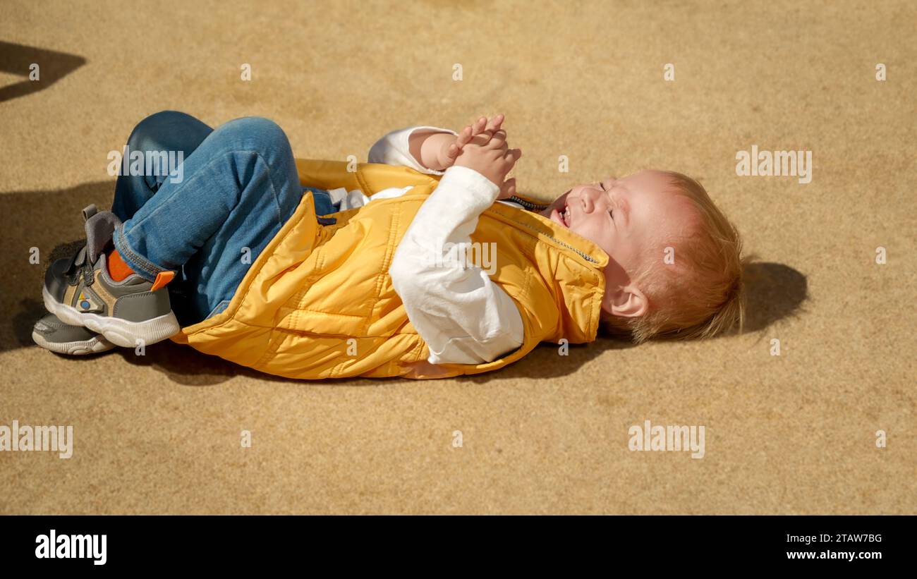 Scared kids screaming hi-res stock photography and images - Alamy