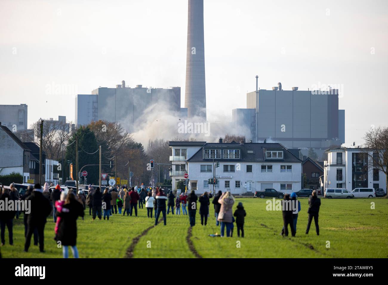 Voerde, Germany. 03rd Dec, 2023. View of the 165-meter-high cooling ...