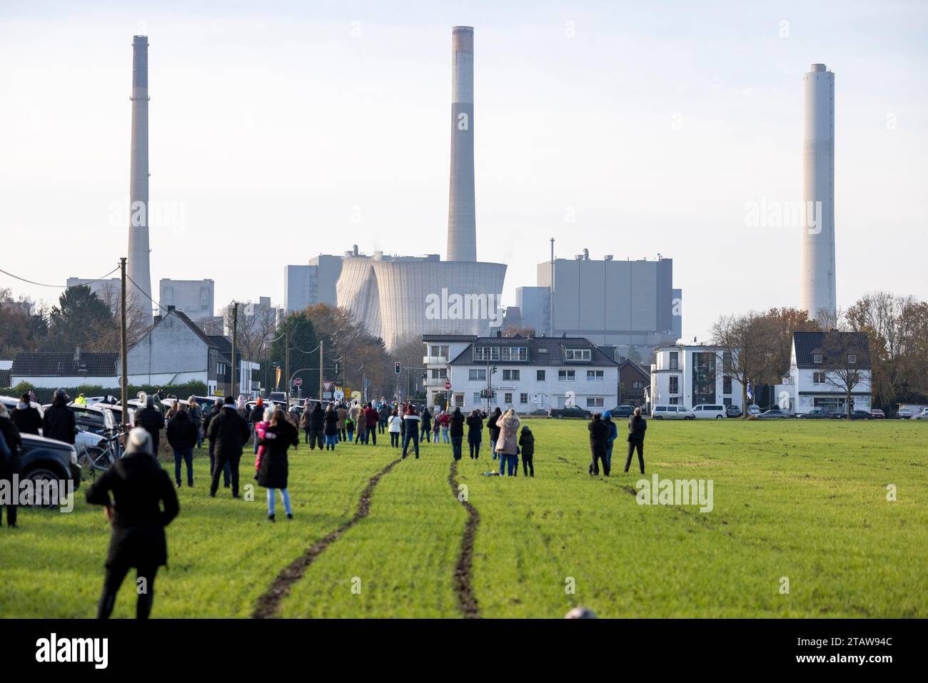 Voerde, Germany. 03rd Dec, 2023. View of the 165-meter-high cooling ...