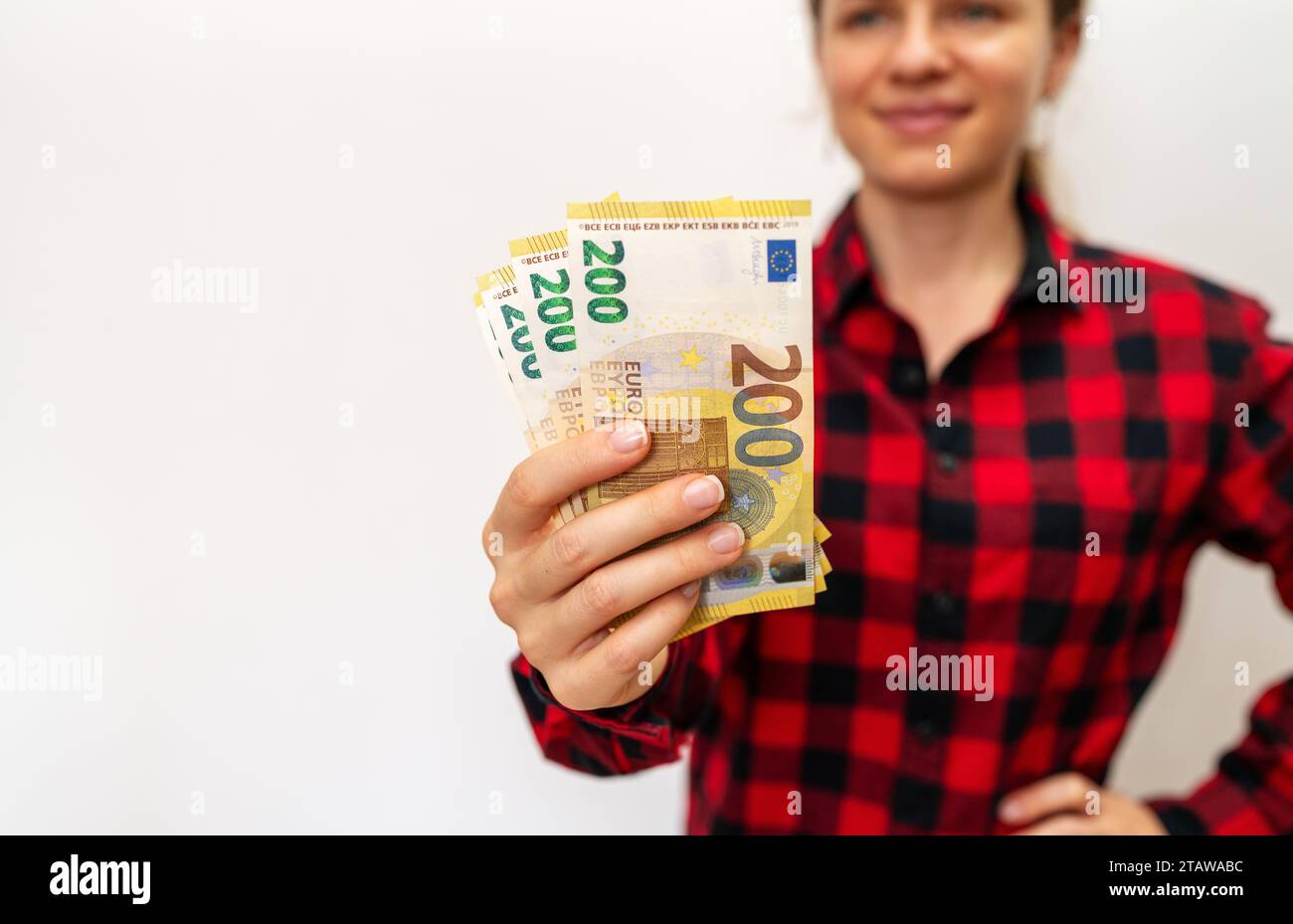 200 euro bills in female hand Stock Photo - Alamy