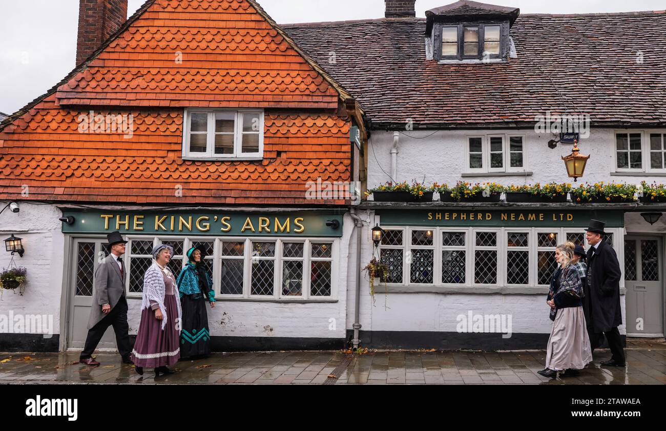 Dickensian clothes hi-res stock photography and images - Alamy