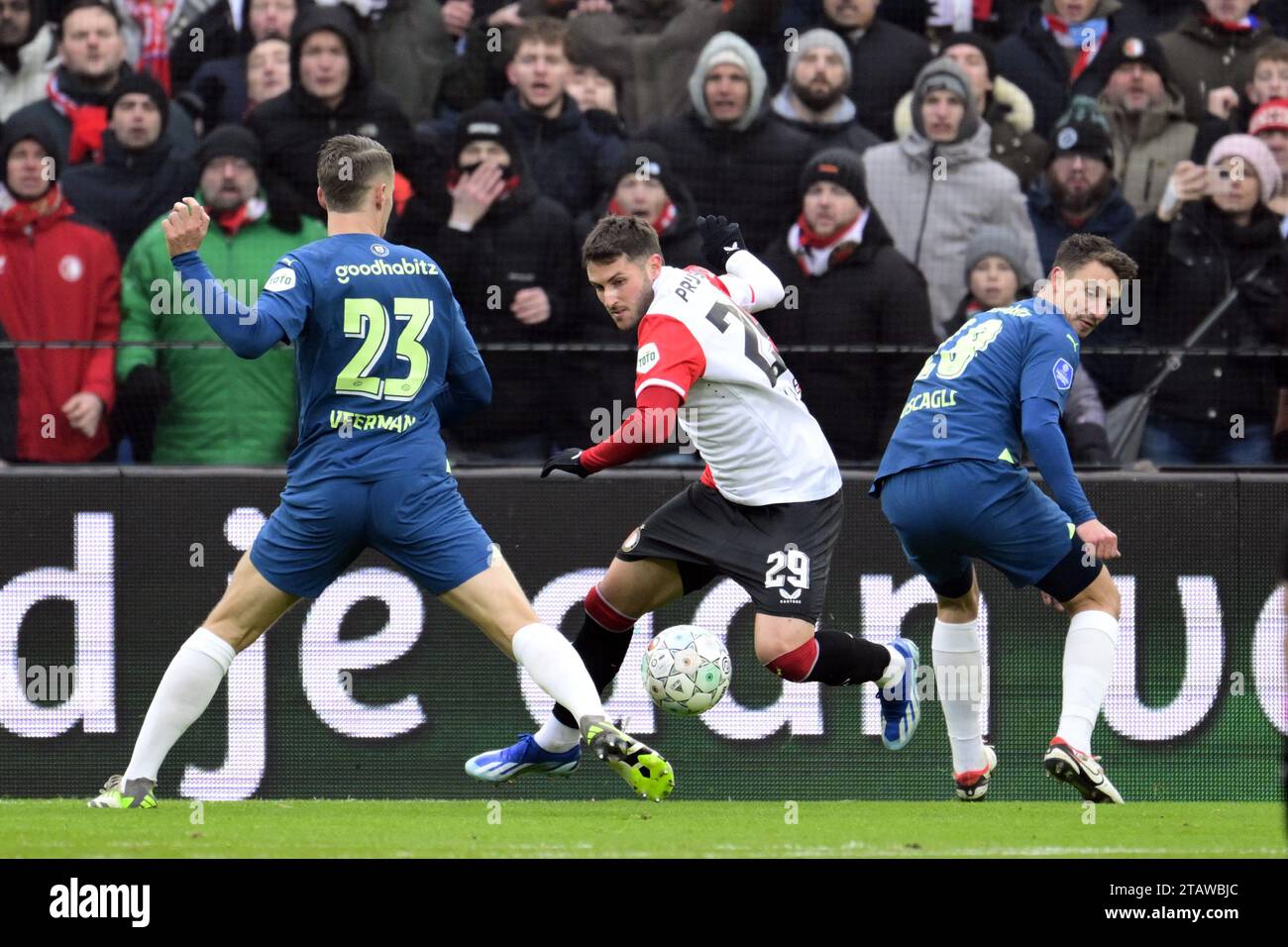 ROTTERDAM - (l-r) Joey Veerman of PSV Eindhoven, Santiago Gimenez of Feyenoord, Olivier Boscagli ...