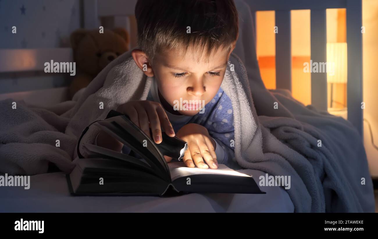 Reading bed children flashlight hi-res stock photography and images - Alamy