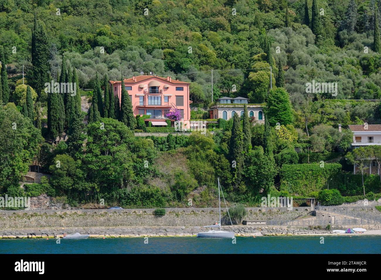 Whether sea, lake or river, water is one of the most beautiful elements ...