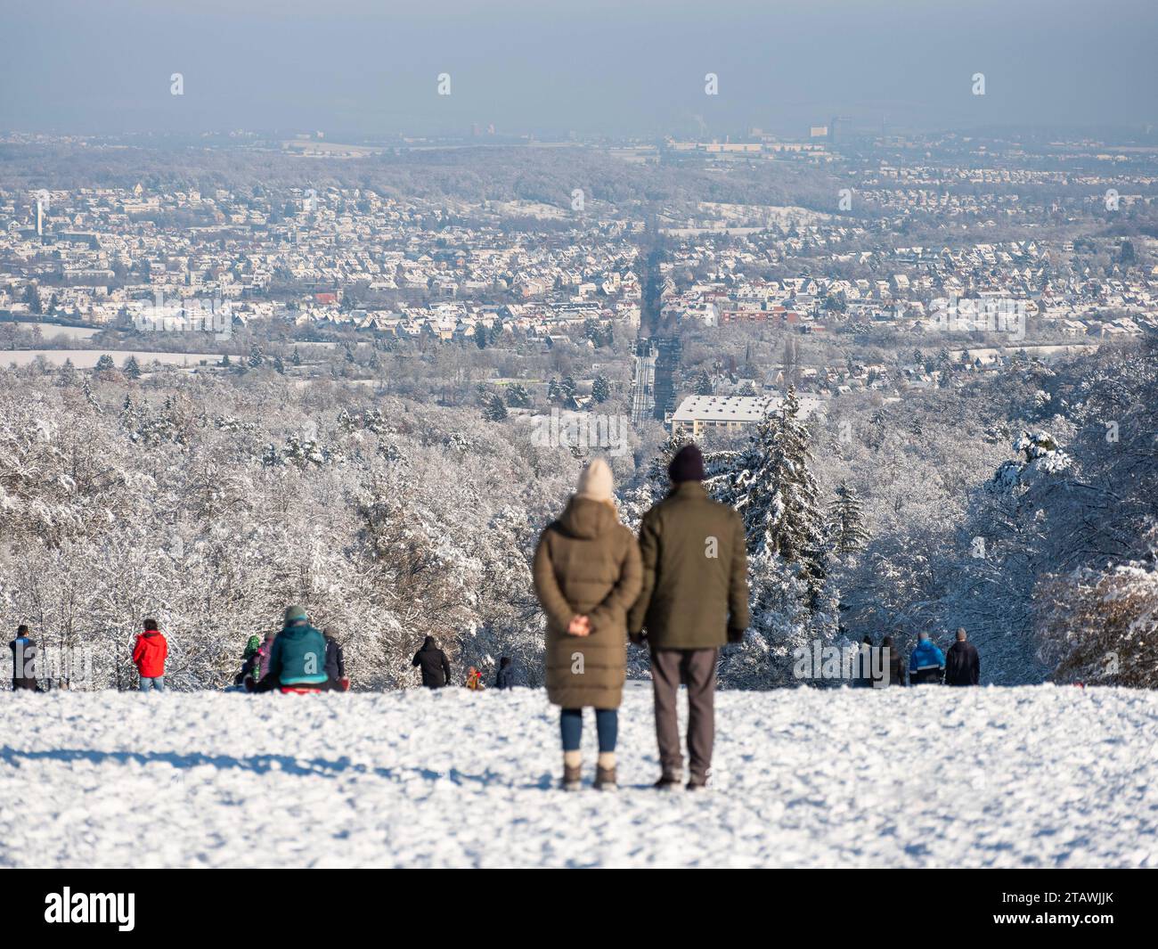Stuttgart, Germany. 03rd Dec, 2023. People enjoy the sunny winter ...