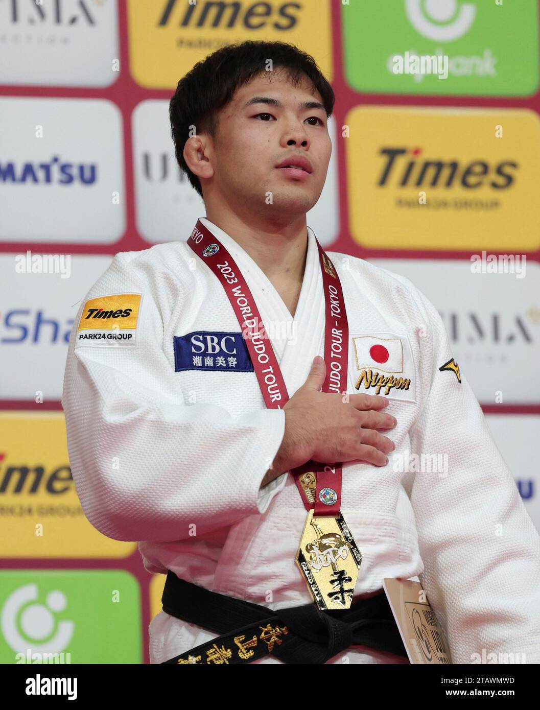 Japan's Ryuju Nagayama poses with the gold medal during the award ...