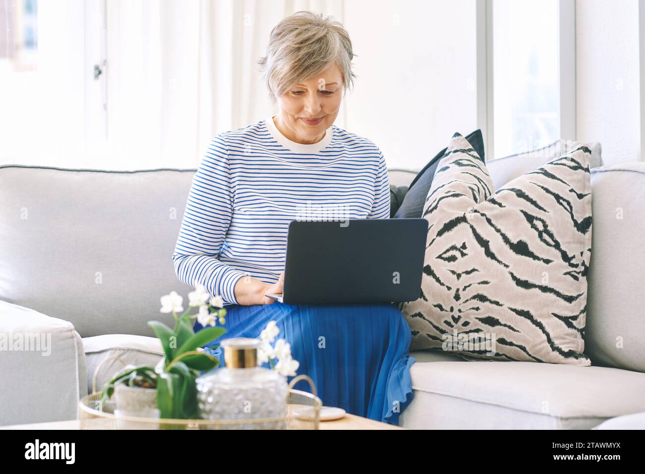 Woman 50s working hi-res stock photography and images - Alamy